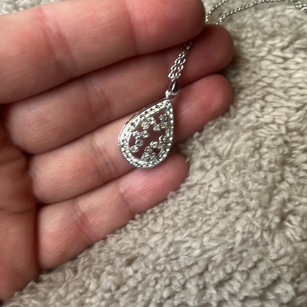 Gorgeous Silverstone Sparkly Pendant Necklace - Gem